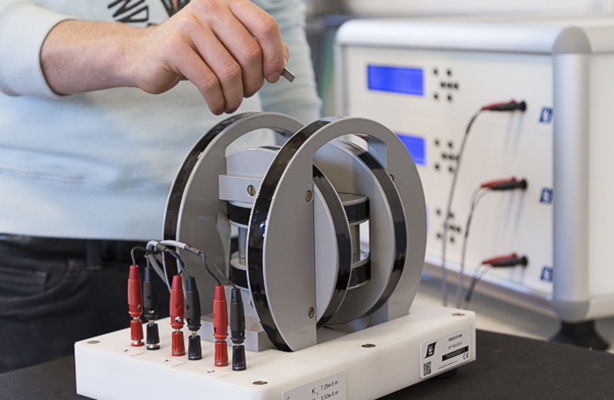 Helmholtz Coils | Laboratorio Elettrofisico